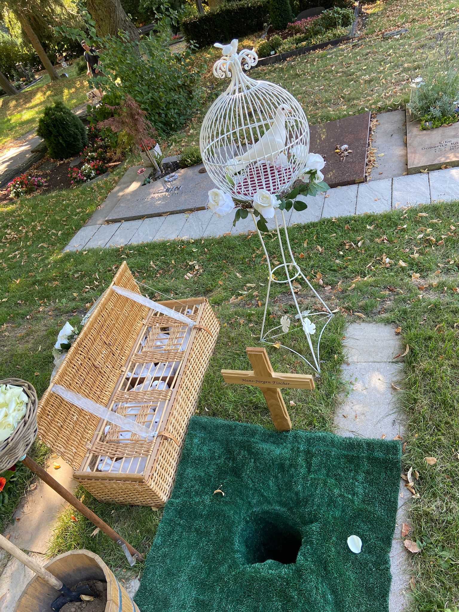 Weisse Tauben zur Beerdigung